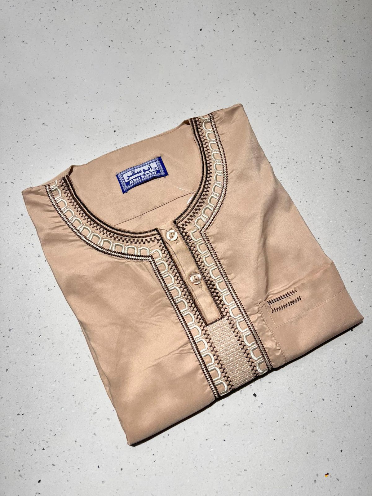 SAQAR SHORT SLEEVE – DESERT SAND – Al-Shazia